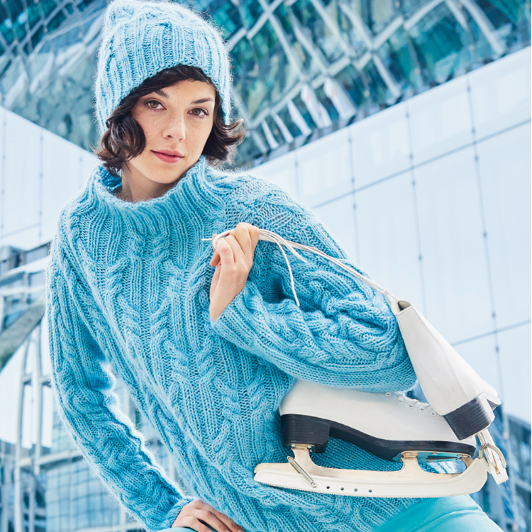 Zopfpulli mit Stehkragen und Mütze in Hellblau